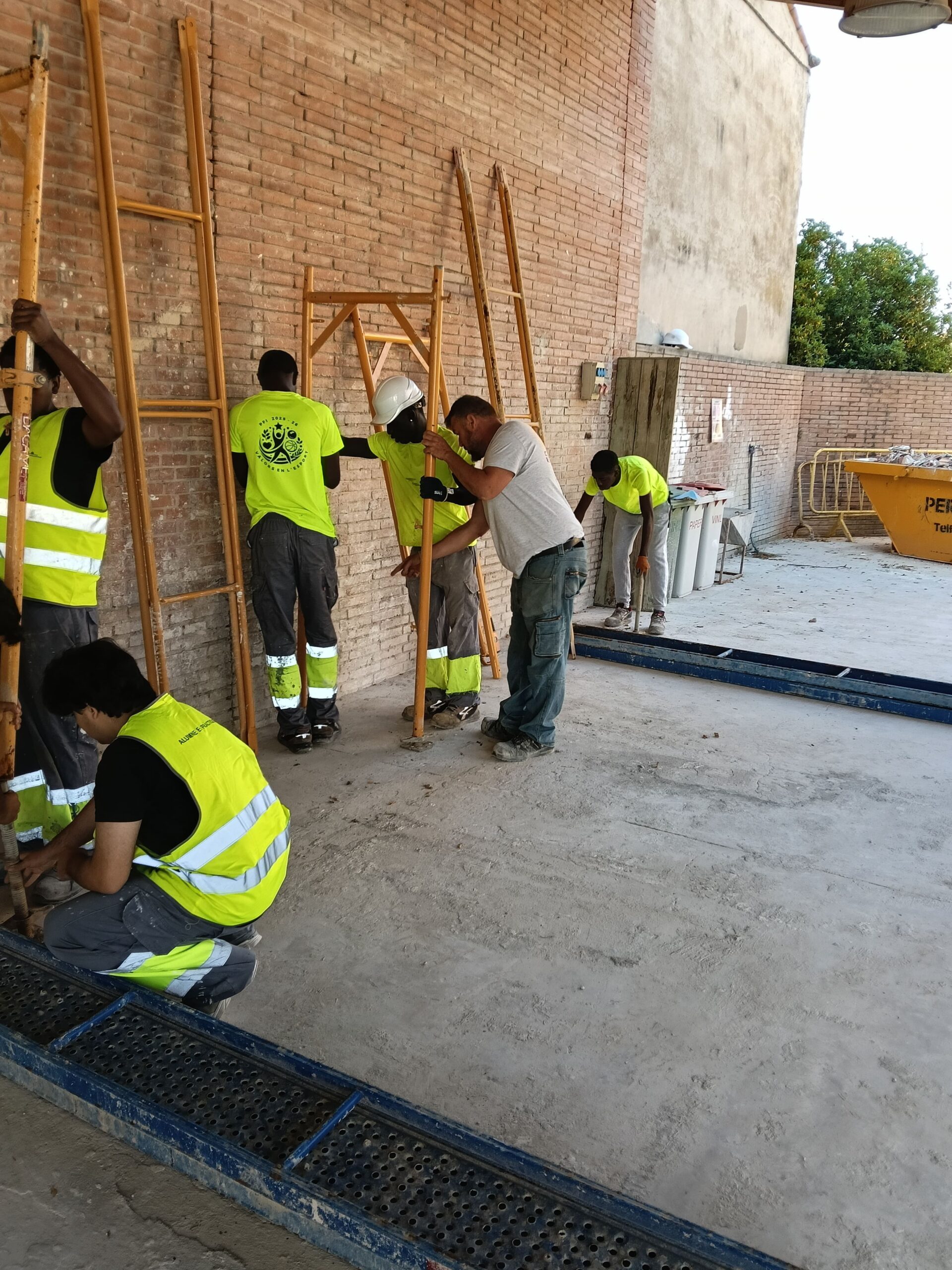 El PFI de construcció de Girona es forma en el muntatge de bastides ...